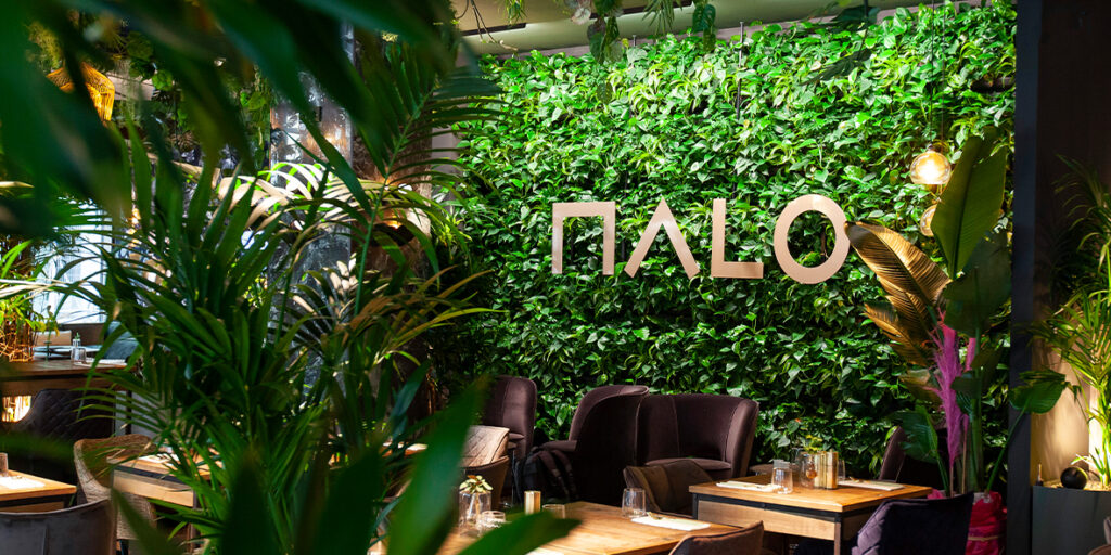 A green jungle in the MaLo restaurant with LivePanel Indoor | Mobilane