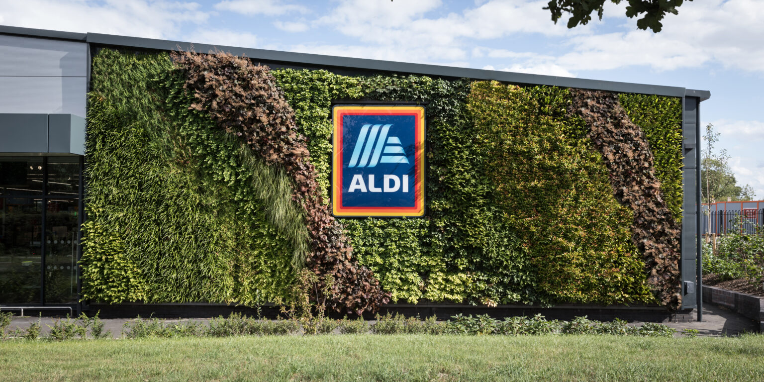 » Aldi Supermarket in Derbyshire installs green façade of 60 m2