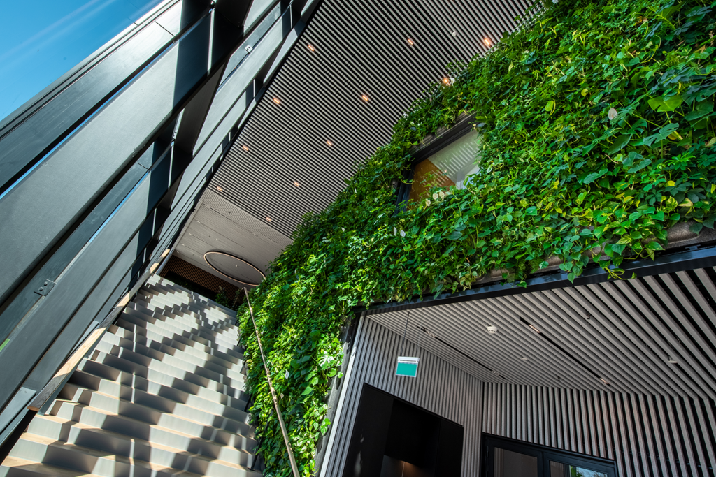 Modern meeting place with vertical greenery | Mobilane
